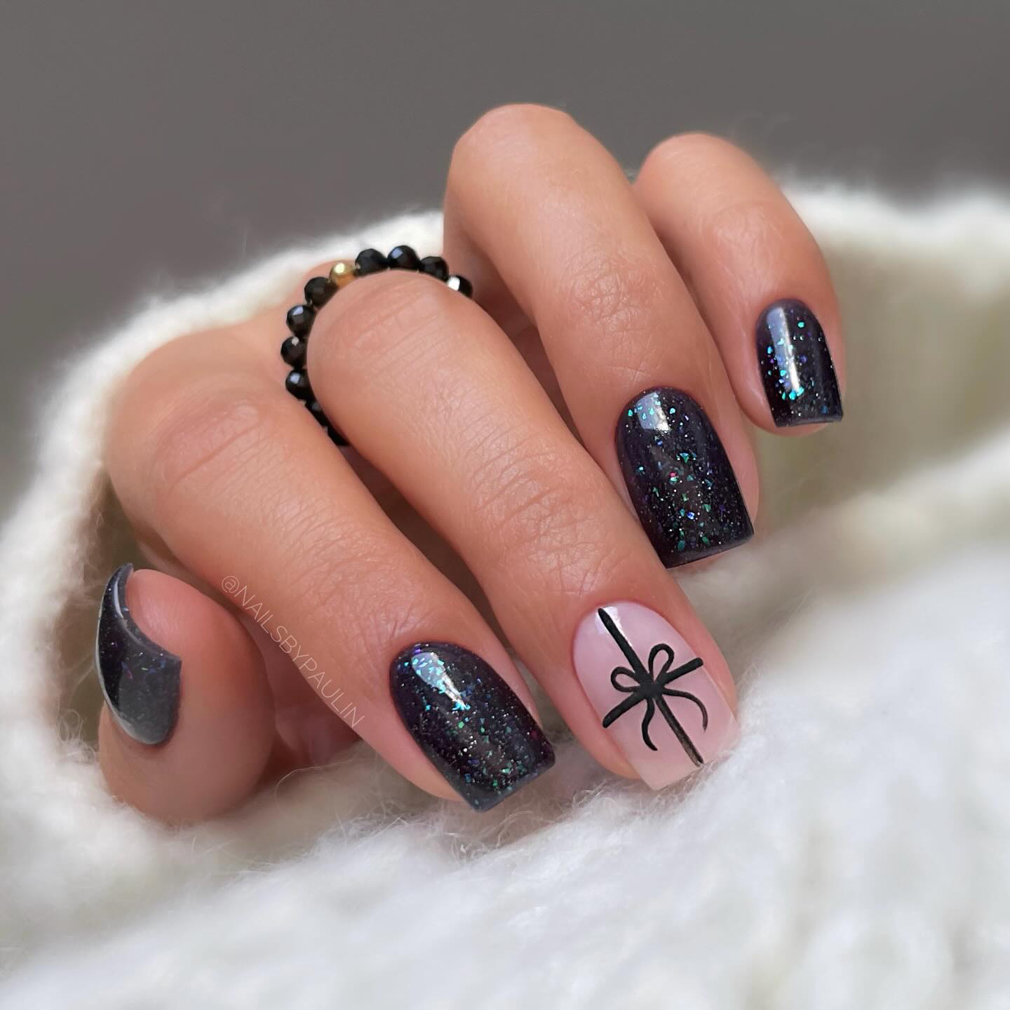 Short Christmas Nails to Try This Holiday Season - Her Blog Journal